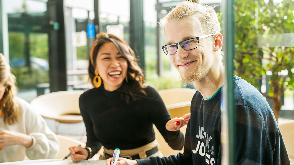 Hymyn vaikutus positiivisen tunnetilan syntymiseen digitaalisessa ...